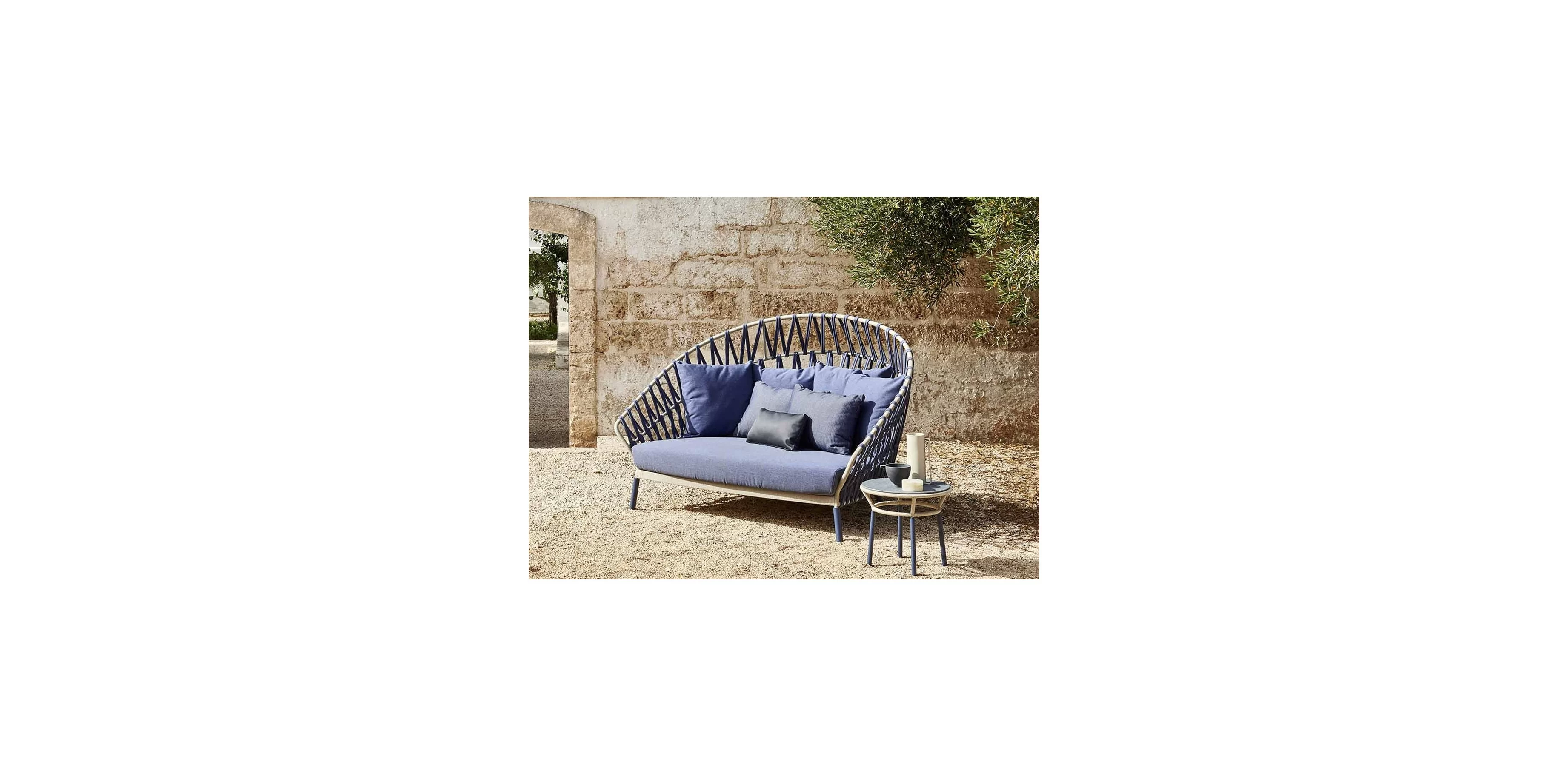 Emma Cross Small Table: the solution for your garden