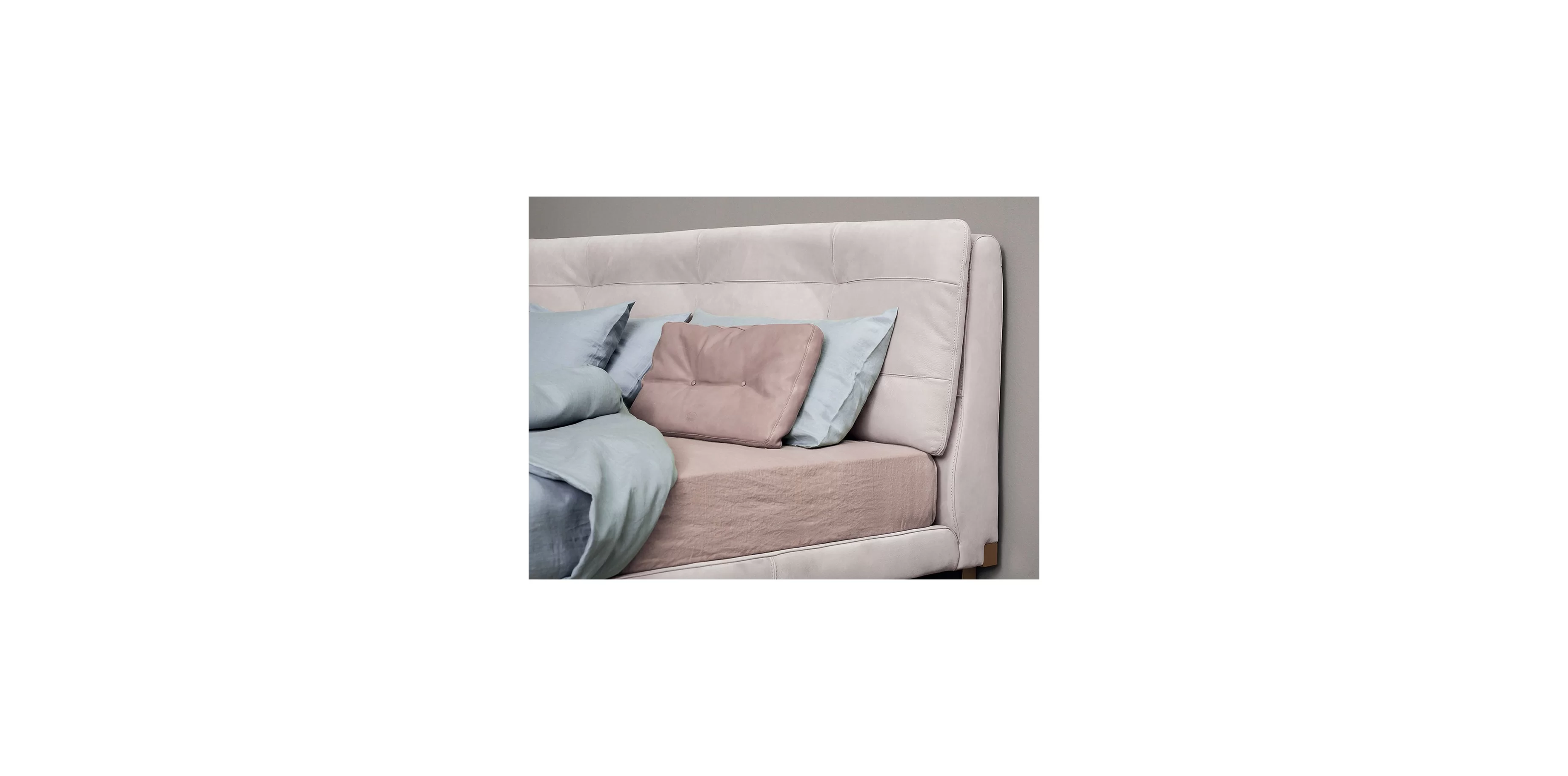 Viktor bed: luxury design by Baxter