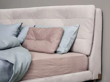 Viktor bed: luxury design by Baxter