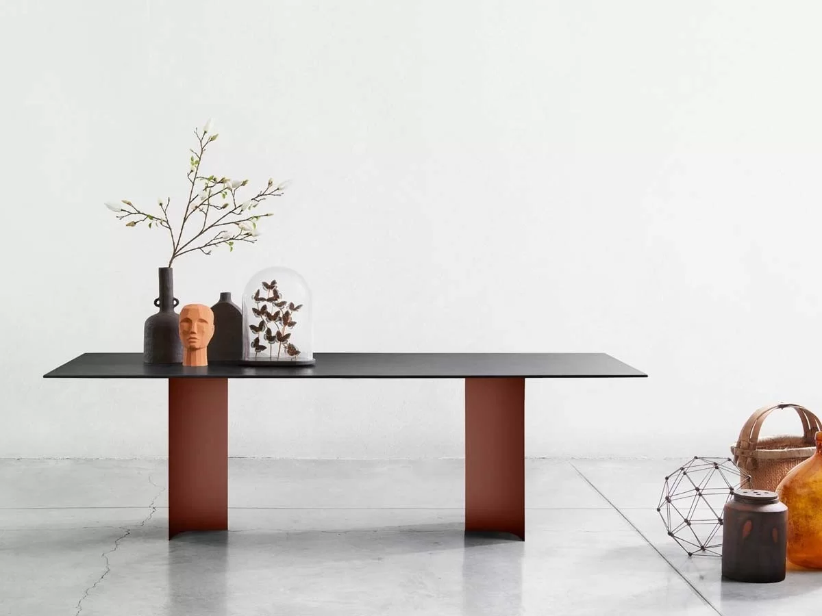 Gullwing table by Lema: essential and sculptural design