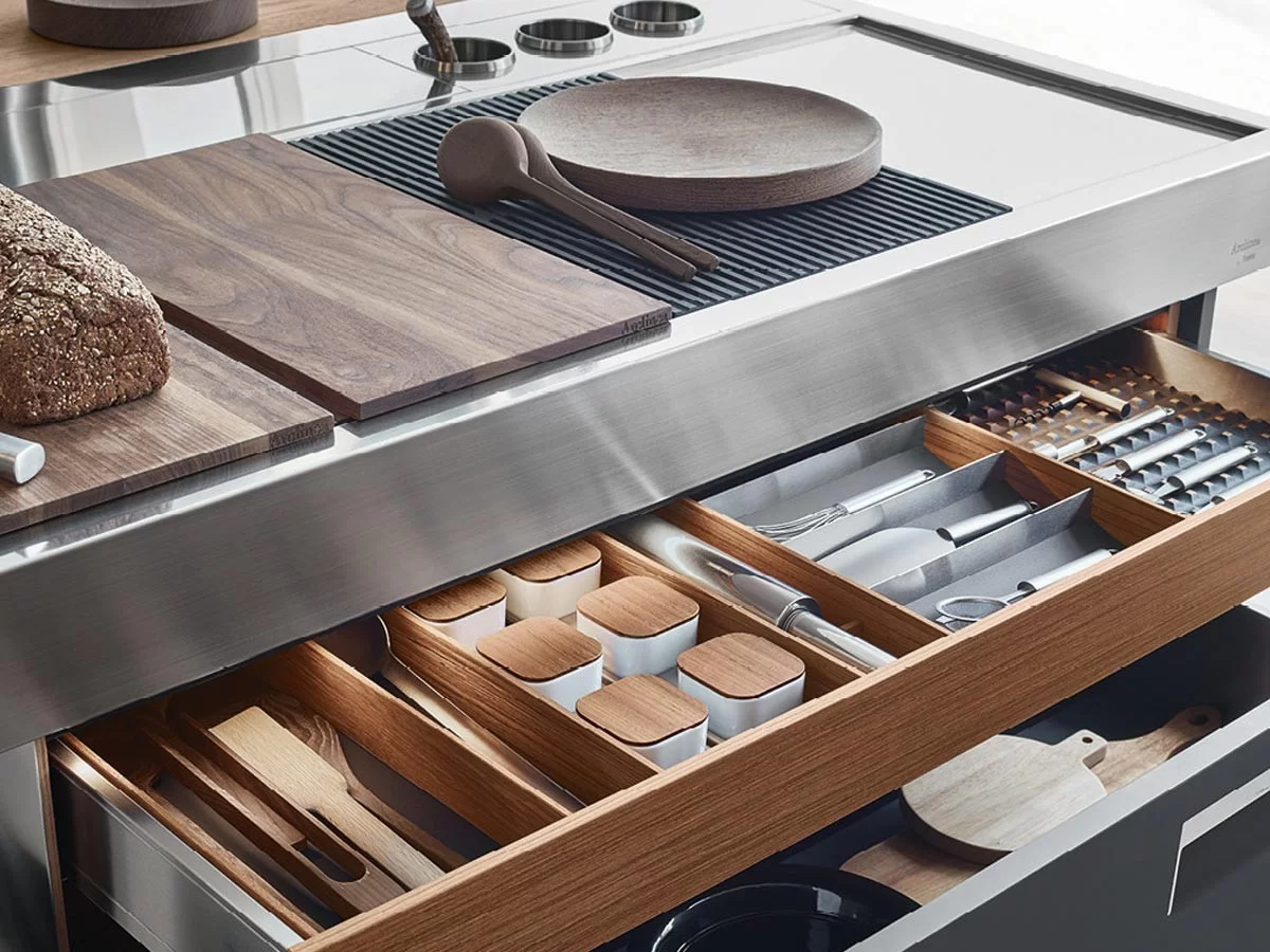 Buy the charming Lignum et Lapis Inox kitchen by Arclinea