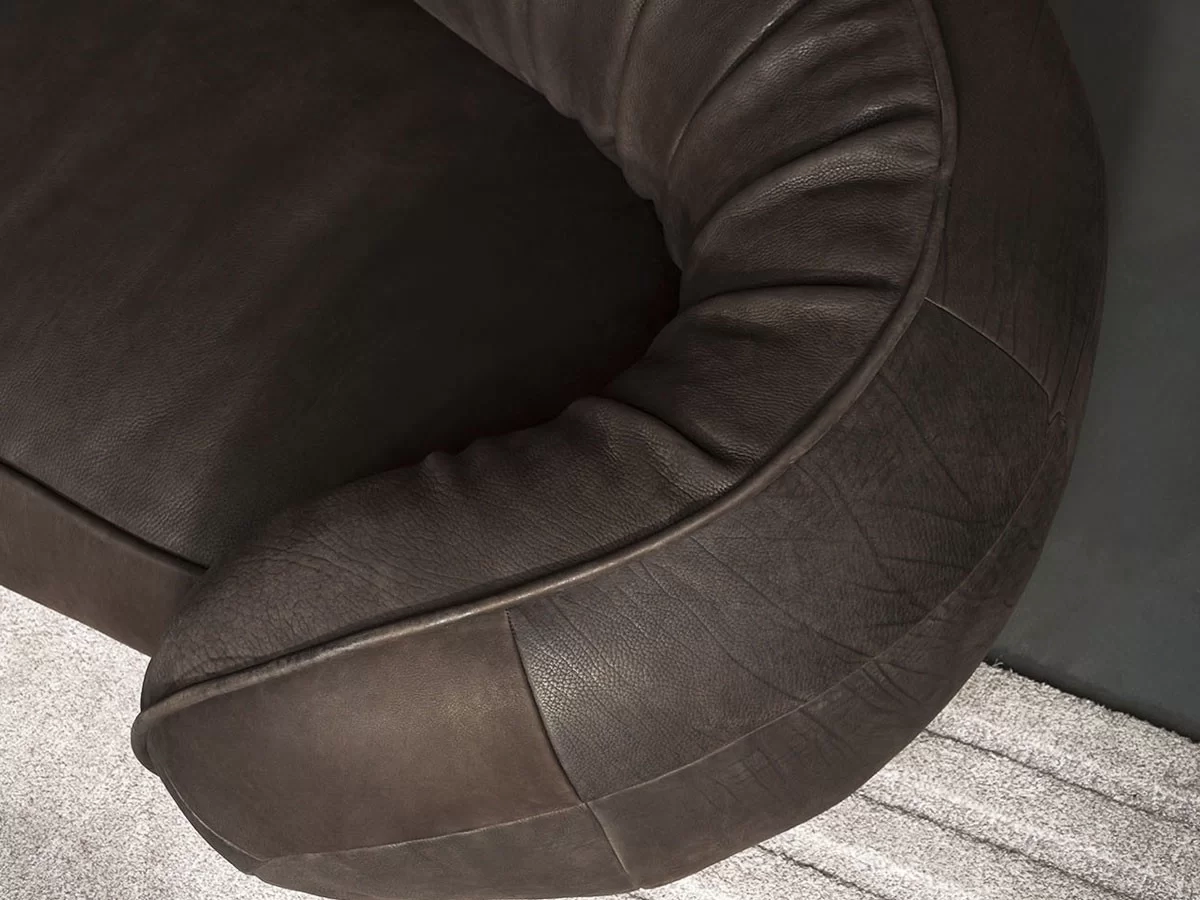 Leon Baxter sofa | Sinuous and enveloping design | Marchese 1930